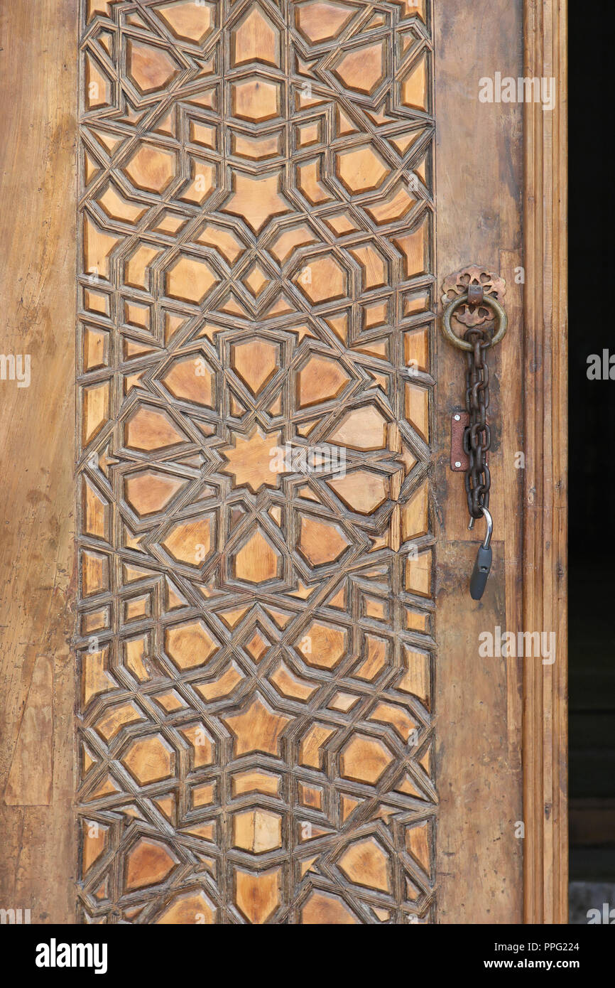 Islamic pattern engraved in wooden door at mosque Stock Photo - Alamy