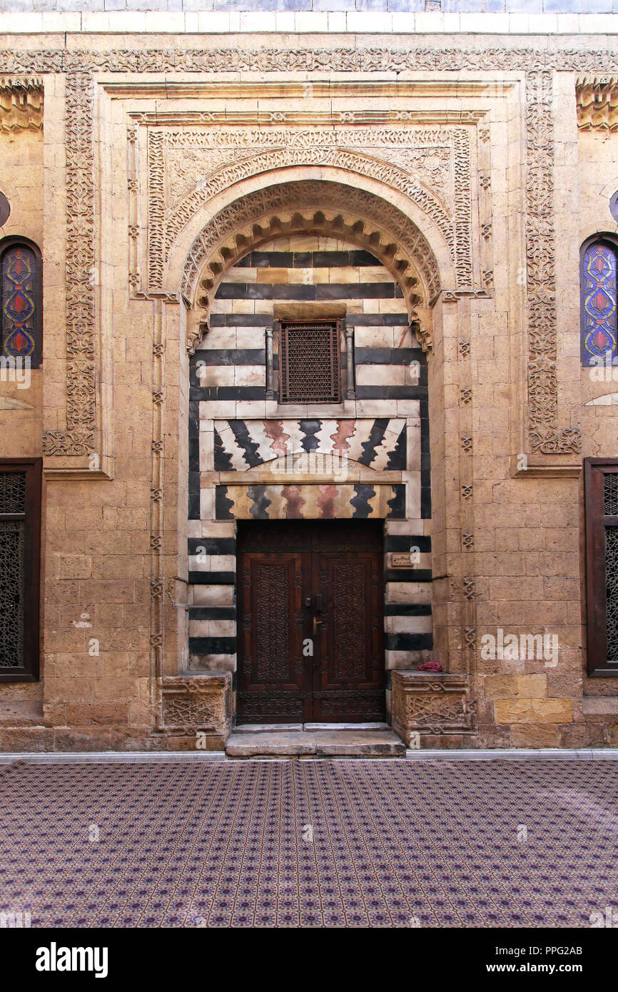 Traditional Arabic style ancient door in Cairo Stock Photo - Alamy