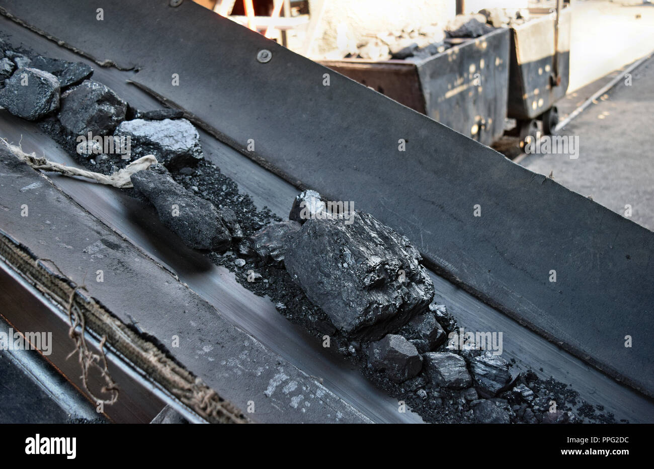 Transport and sorting coal by means of a conveyor belt in the mine ...