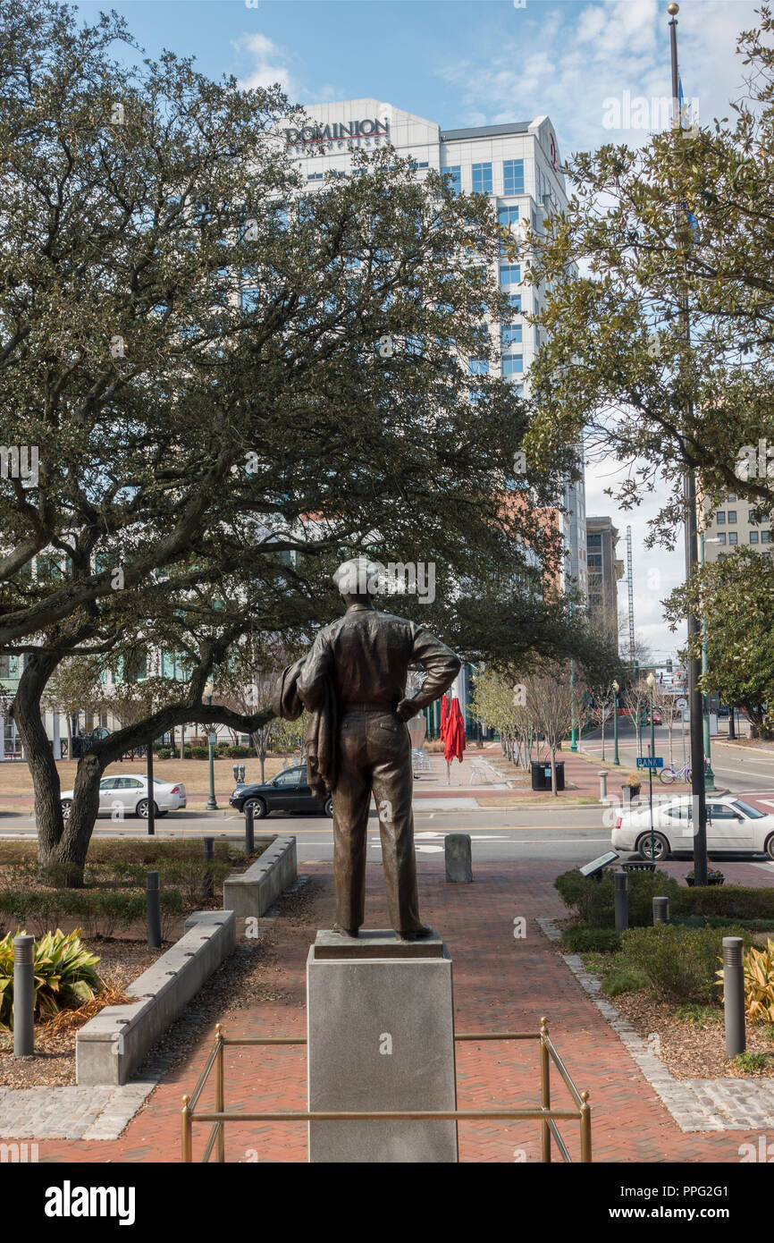 General douglas macarthur statue hi-res stock photography and images - Alamy