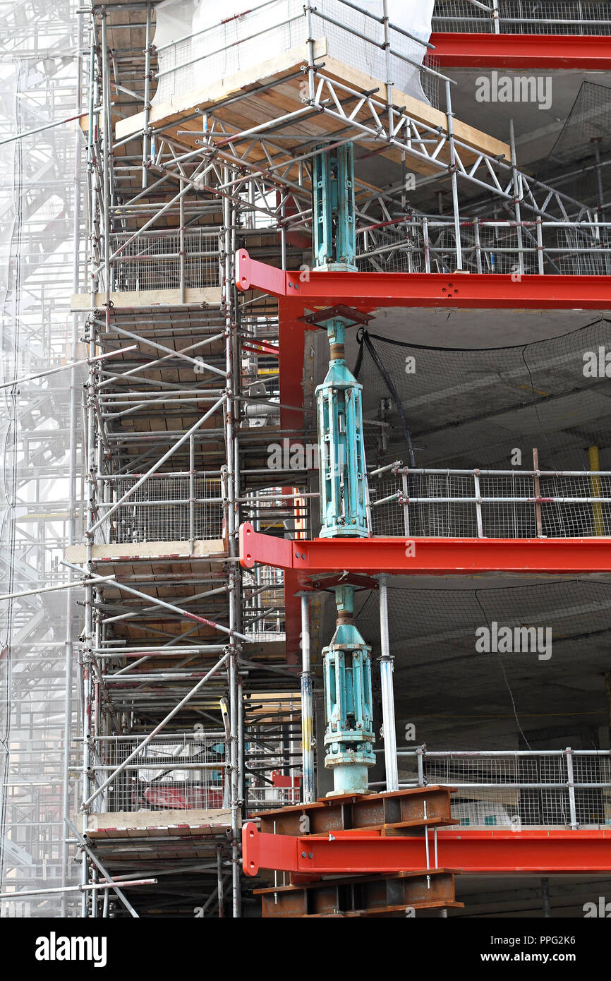 Hydraulic jacks and temporary scaffold at construction site Stock Photo ...
