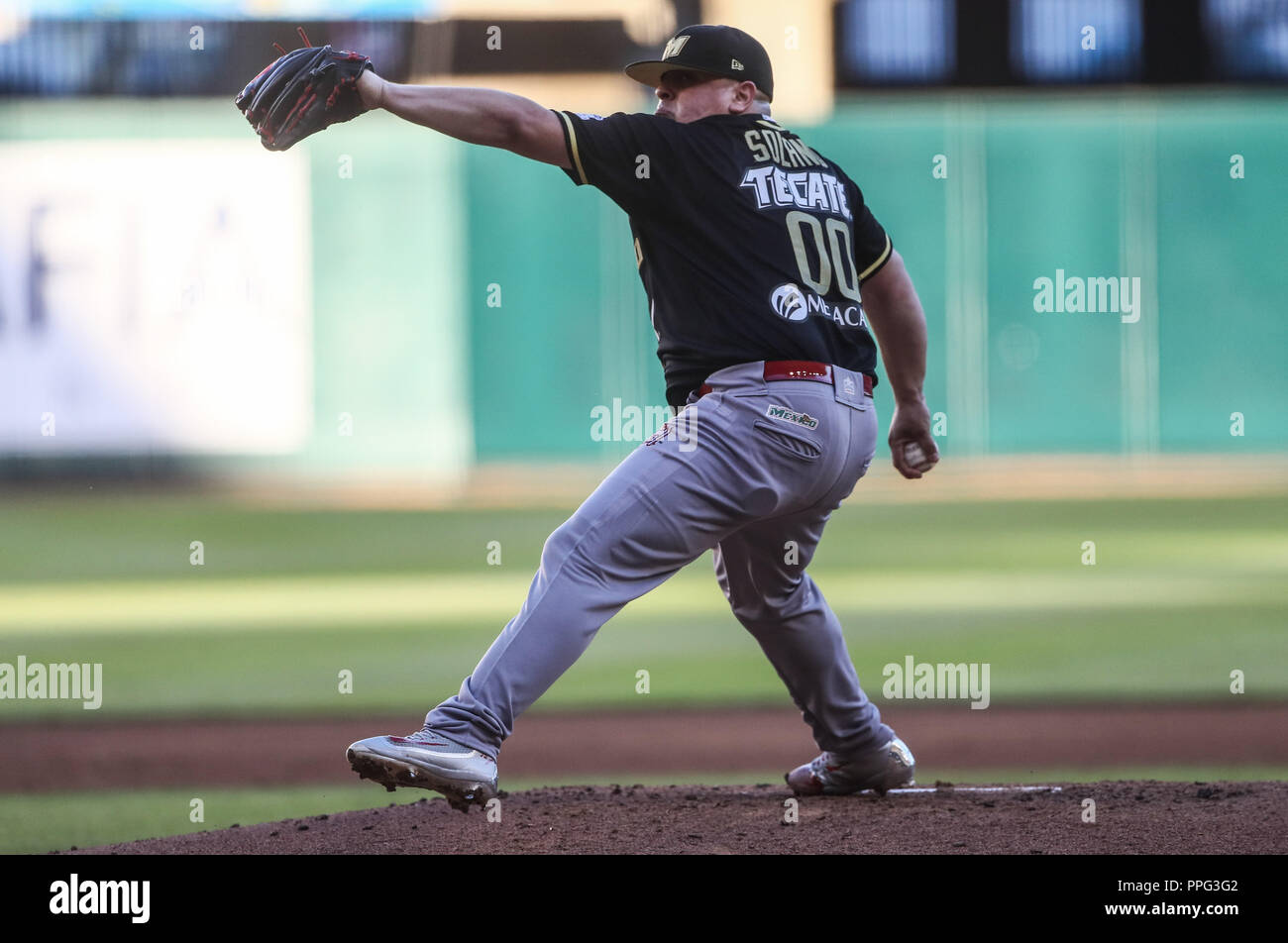 Javier Ivan Solano pitcher inicial de Mexico, durante partido de ...