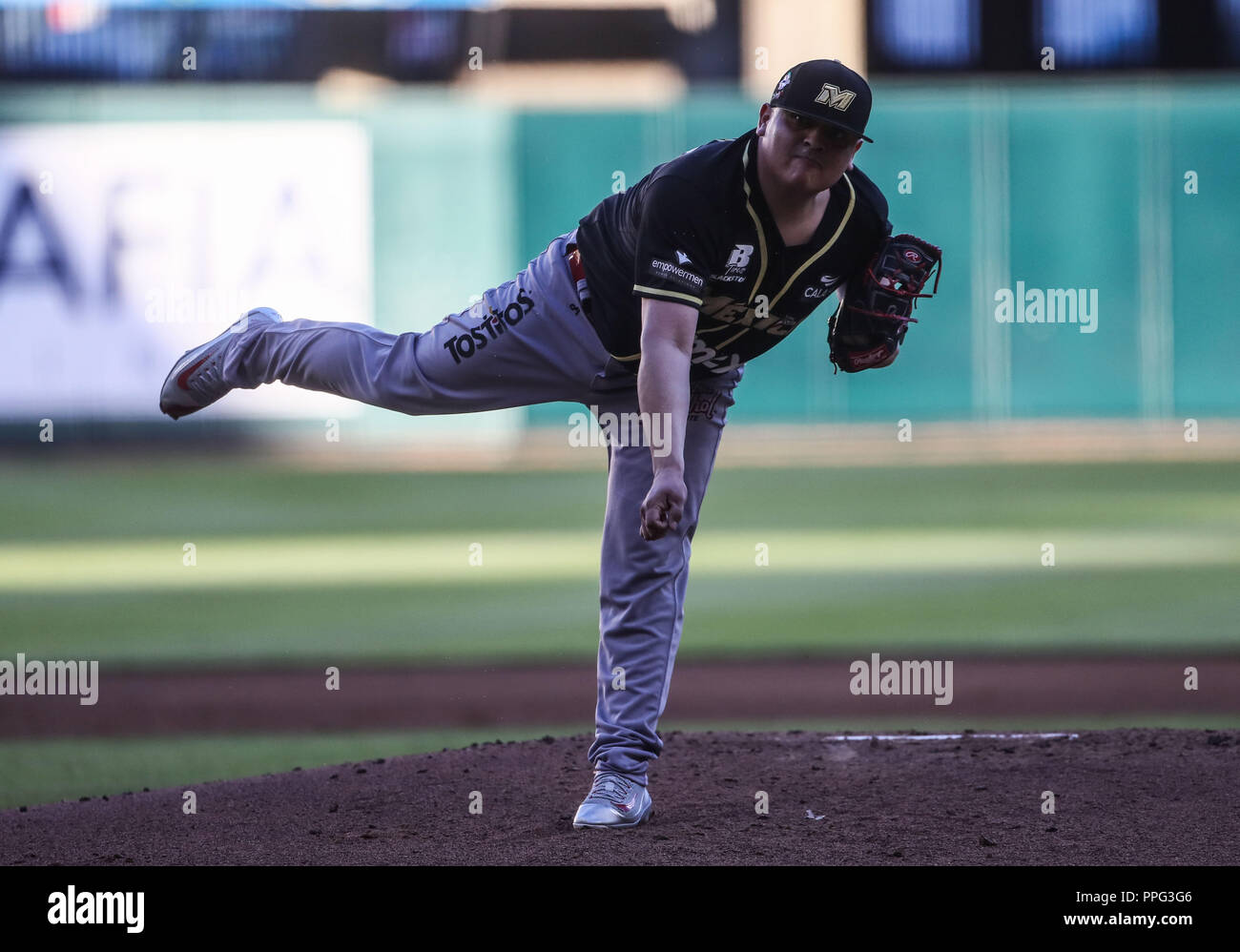 Javier Ivan Solano pitcher inicial de Mexico, durante partido de ...