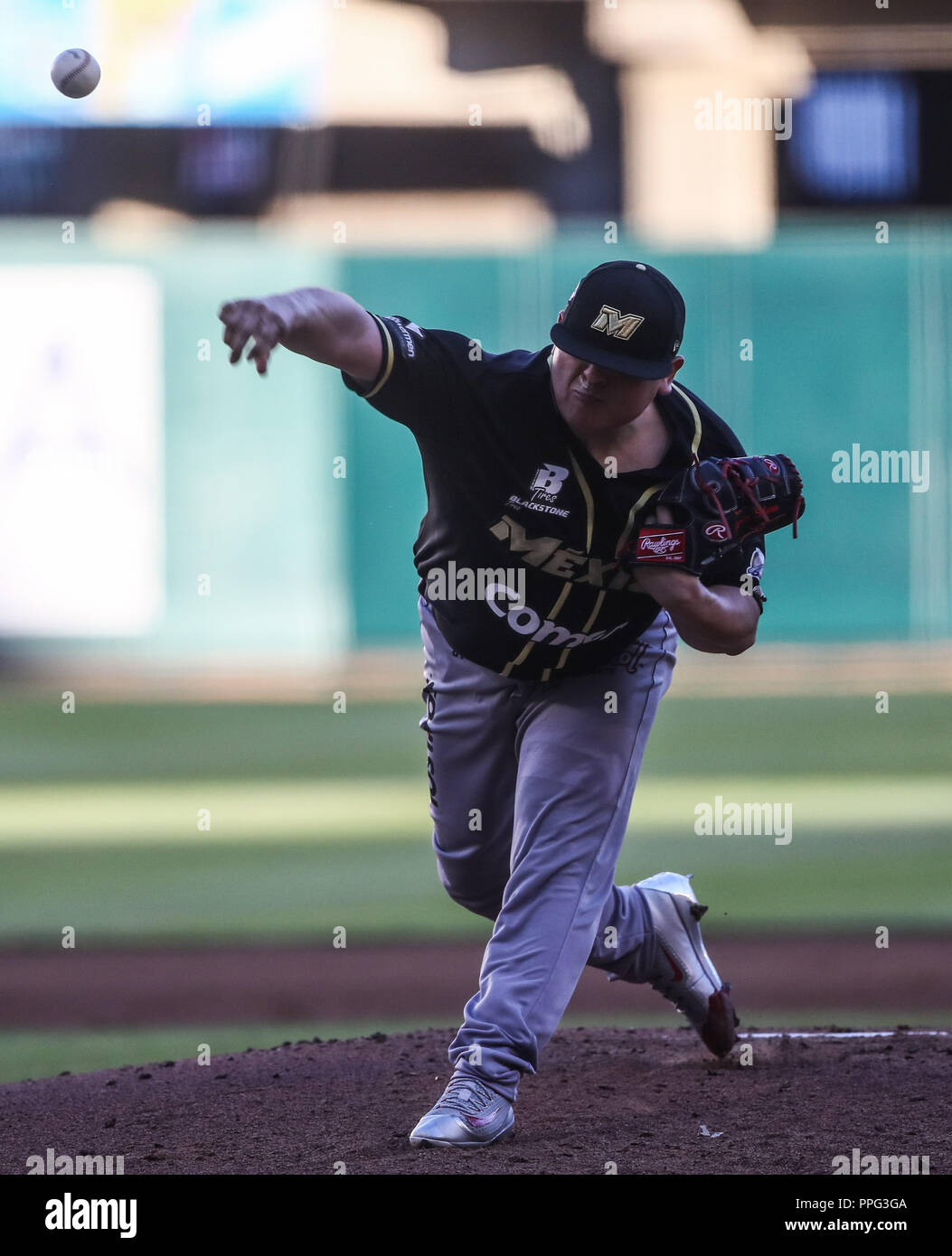 Javier Ivan Solano pitcher inicial de Mexico, durante partido de ...