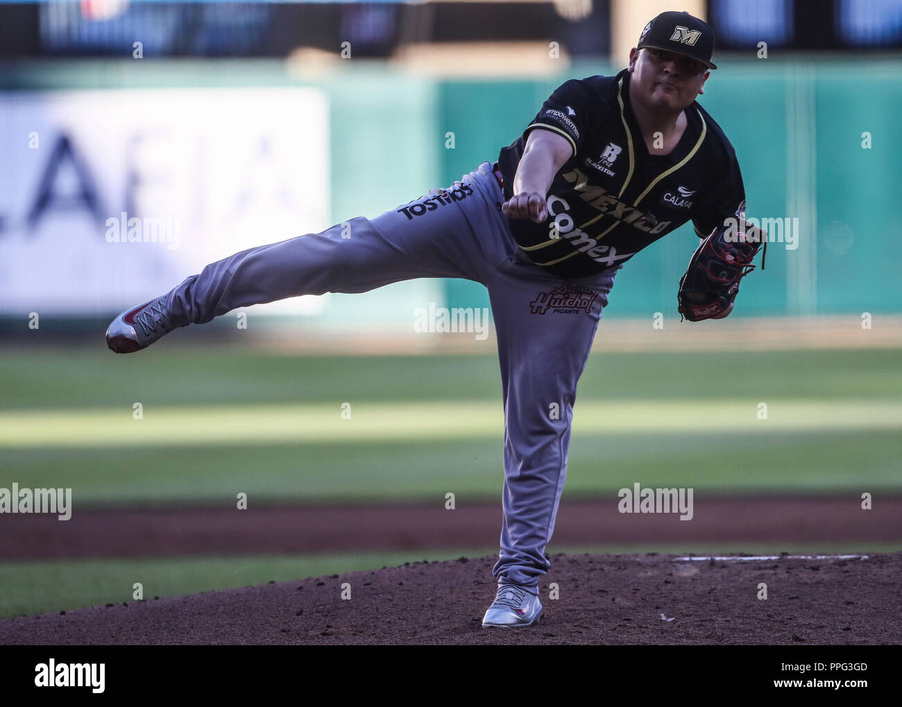 Javier Ivan Solano pitcher inicial de Mexico, durante partido de ...