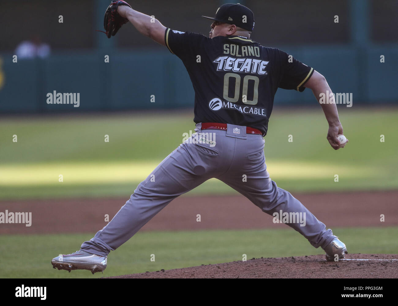 Javier Ivan Solano pitcher inicial de Mexico, durante partido de ...