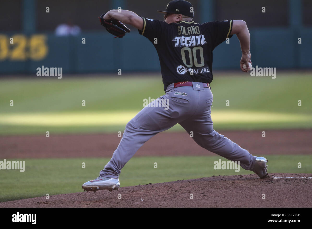 Javier Ivan Solano pitcher inicial de Mexico, durante partido de ...