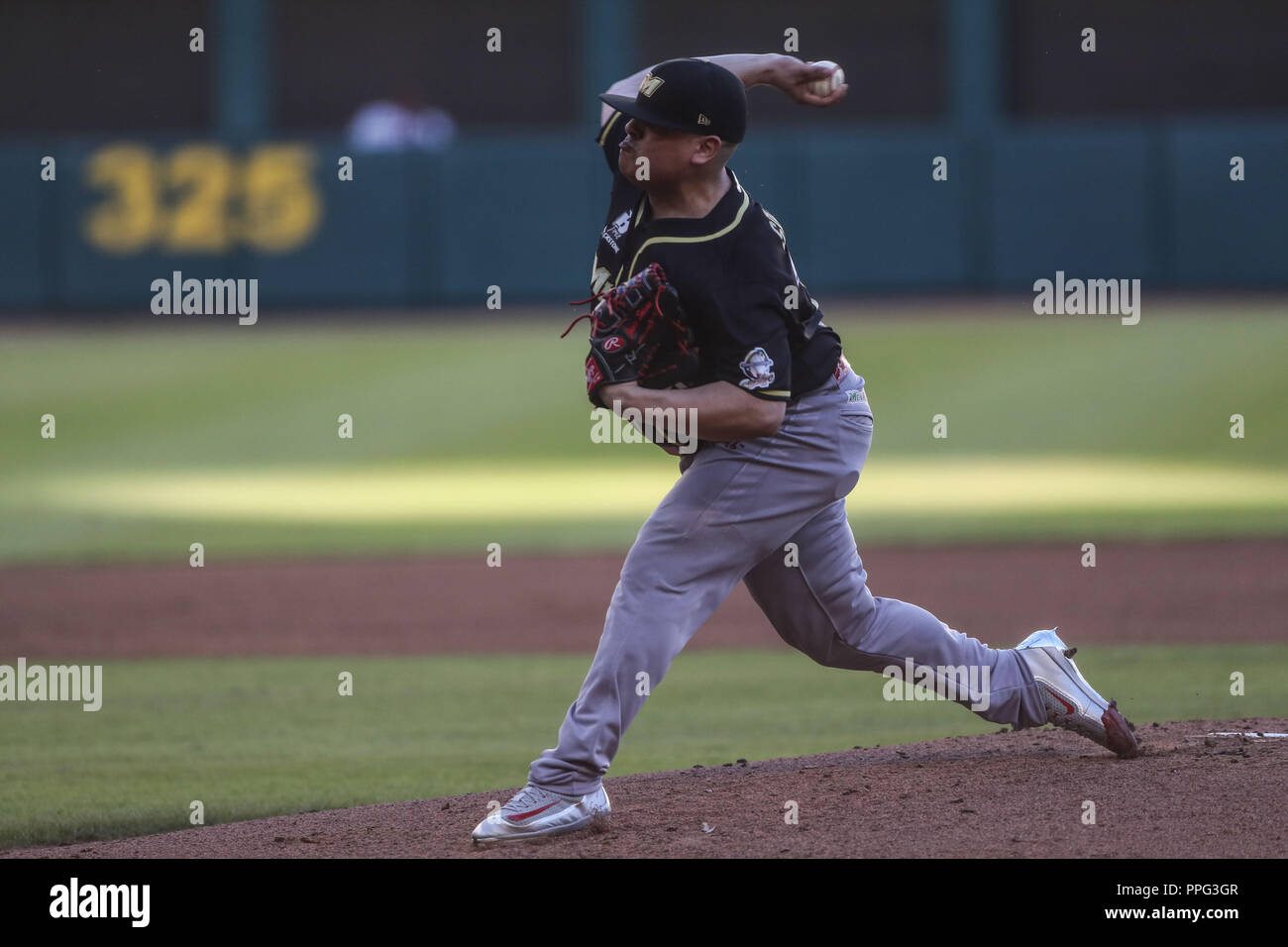 Javier Ivan Solano pitcher inicial de Mexico, durante partido de ...