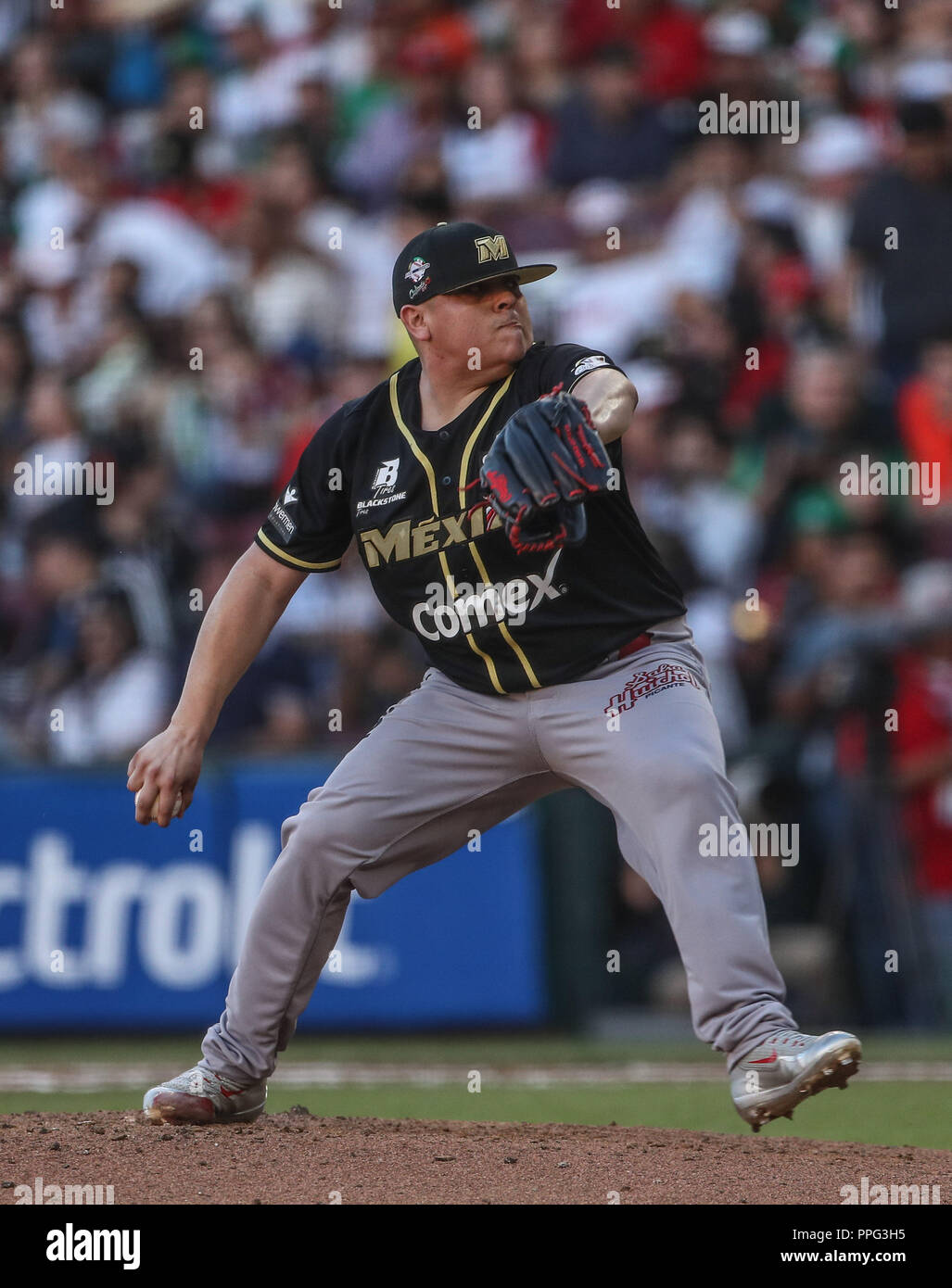 Javier Ivan Solano pitcher inicial de Mexico, durante partido de ...
