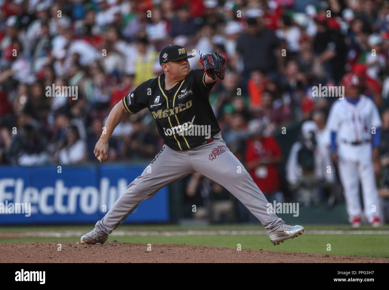 Javier Ivan Solano pitcher inicial de Mexico, durante partido de ...