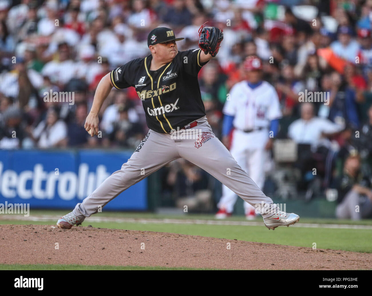 Javier Ivan Solano pitcher inicial de Mexico, durante partido de ...