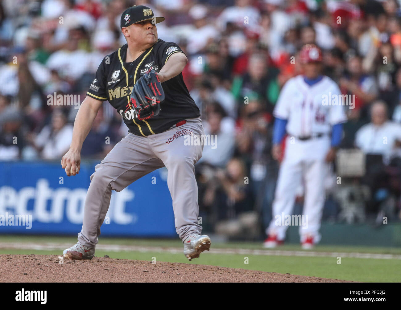 Javier Ivan Solano pitcher inicial de Mexico, durante partido de ...