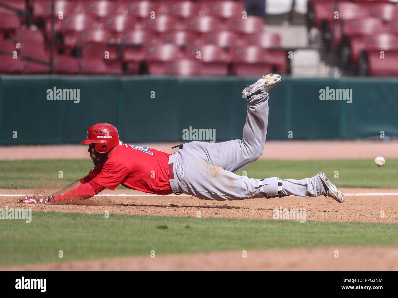 Here Ramos de Puerto Rico corre para barrerse en una jugada por tercera ...