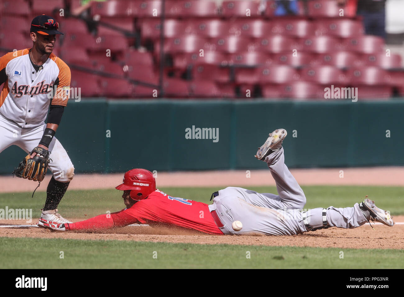 Here Ramos de Puerto Rico corre para barrerse en una jugada por tercera ...