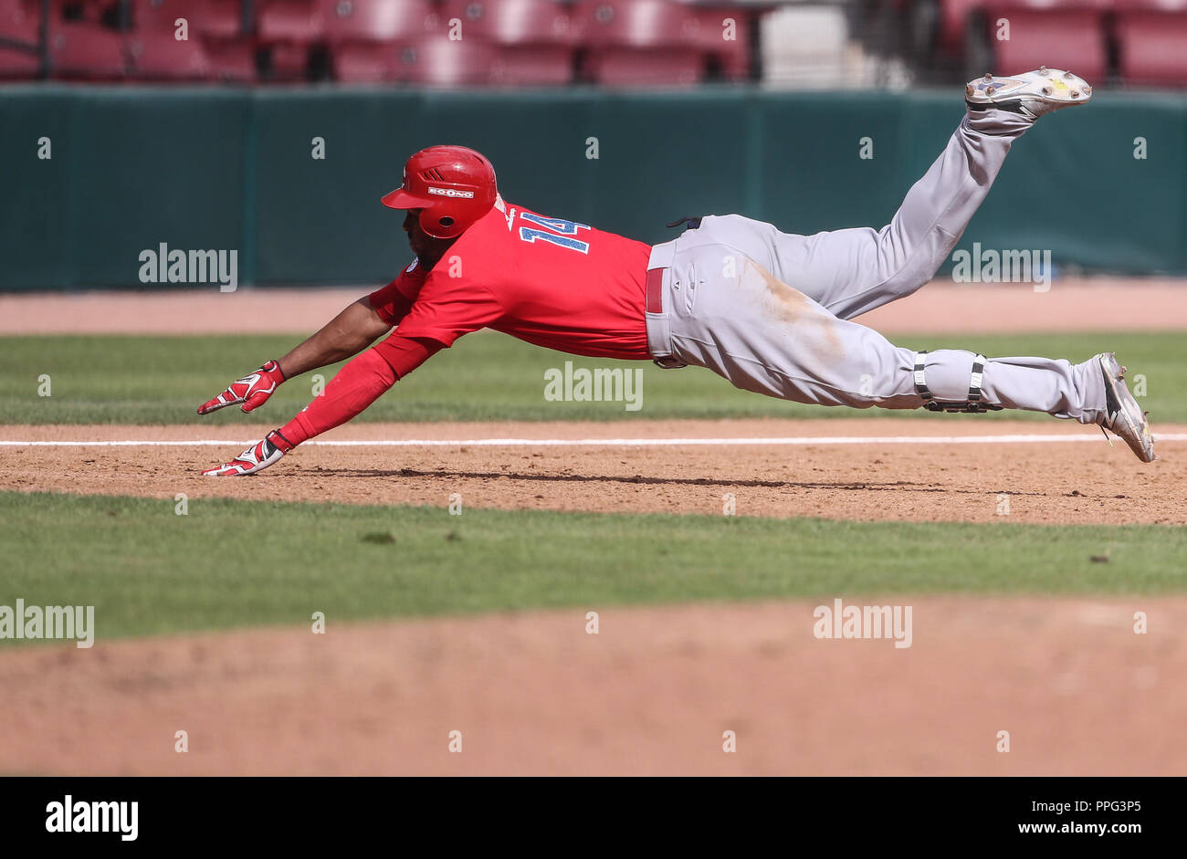 Here Ramos de Puerto Rico corre para barrerse en una jugada por tercera ...