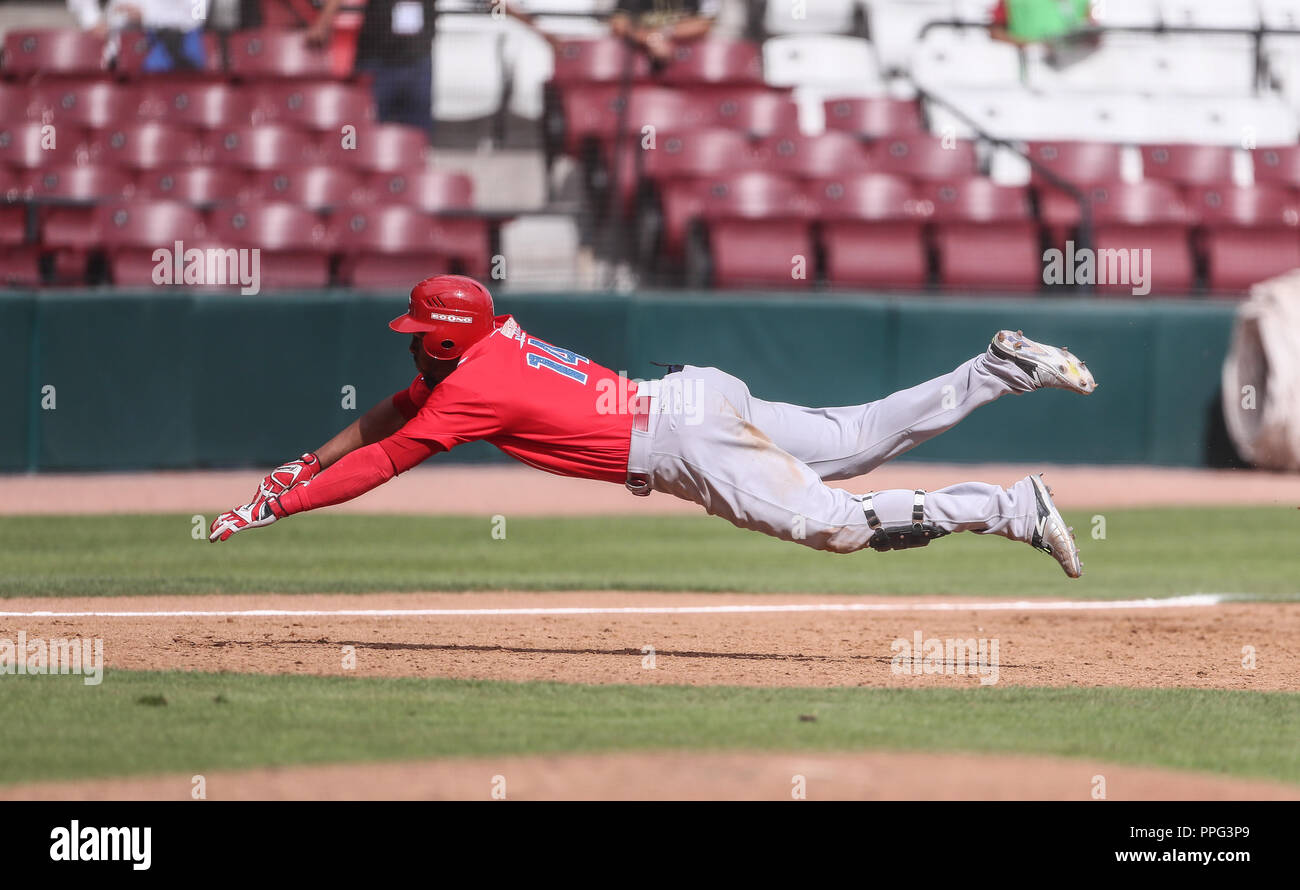 Here Ramos de Puerto Rico corre para barrerse en una jugada por tercera ...