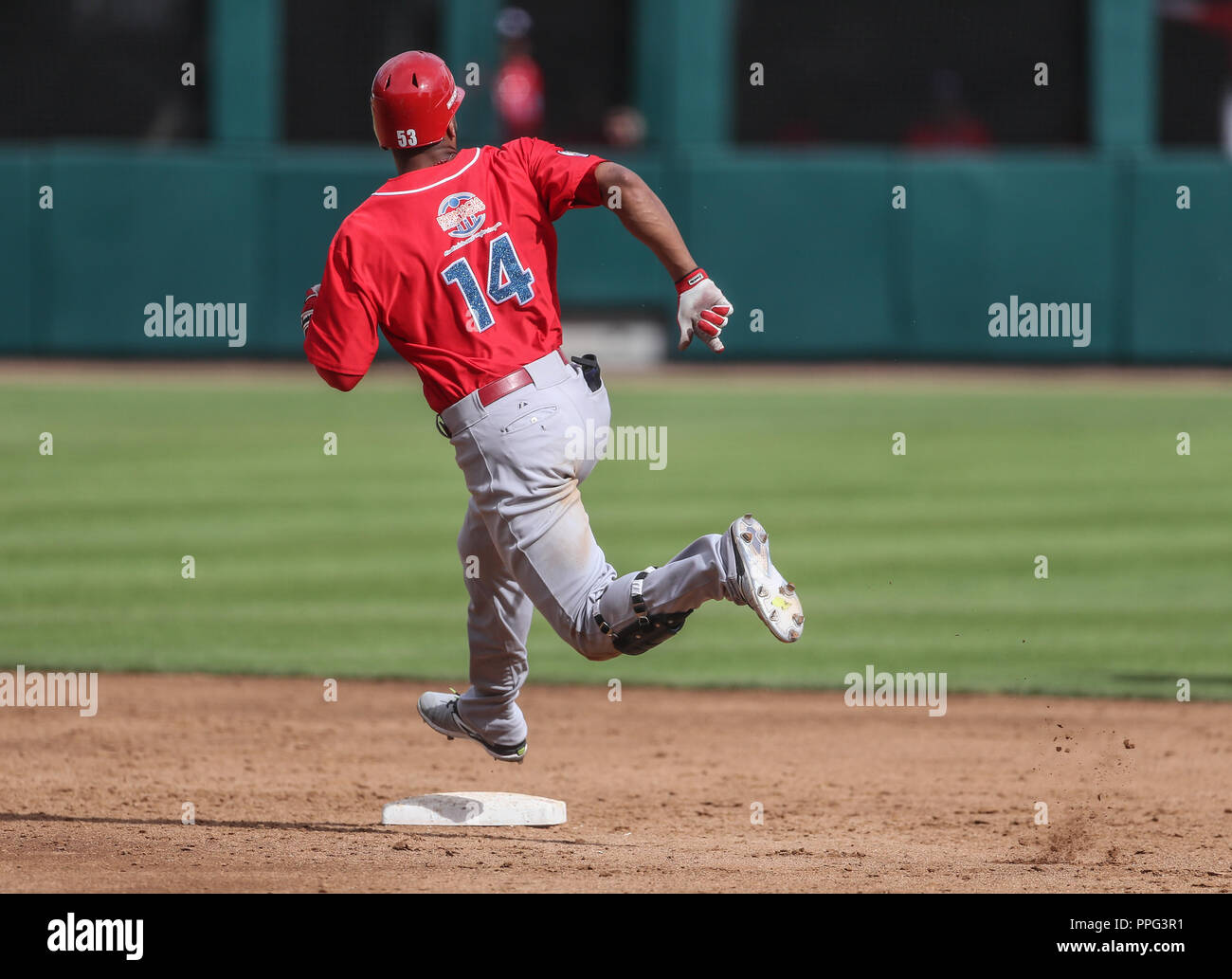 Here Ramos de Puerto Rico corre para barrerse en una jugada por tercera ...