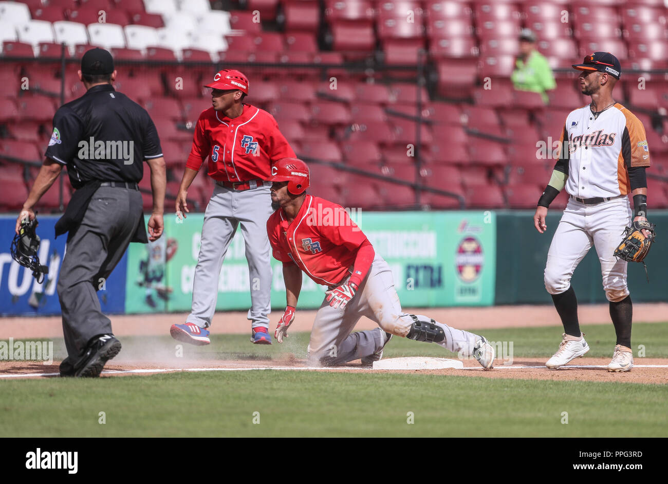 Here Ramos de Puerto Rico corre para barrerse en una jugada por tercera ...