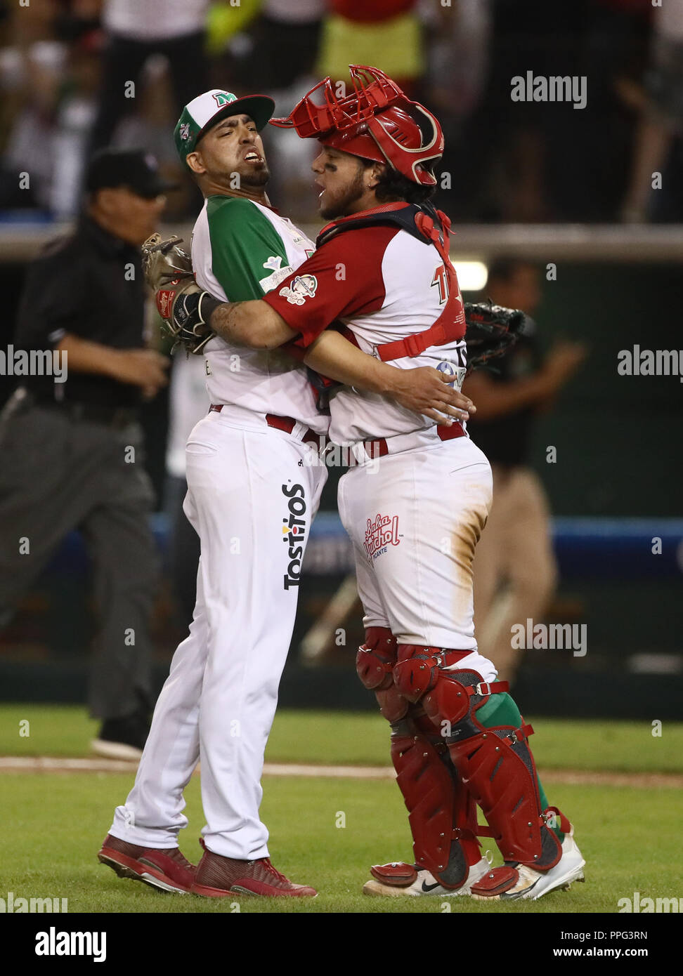 Jake Sanchez pitcher relevista de Mexico celebra con el catcher ...