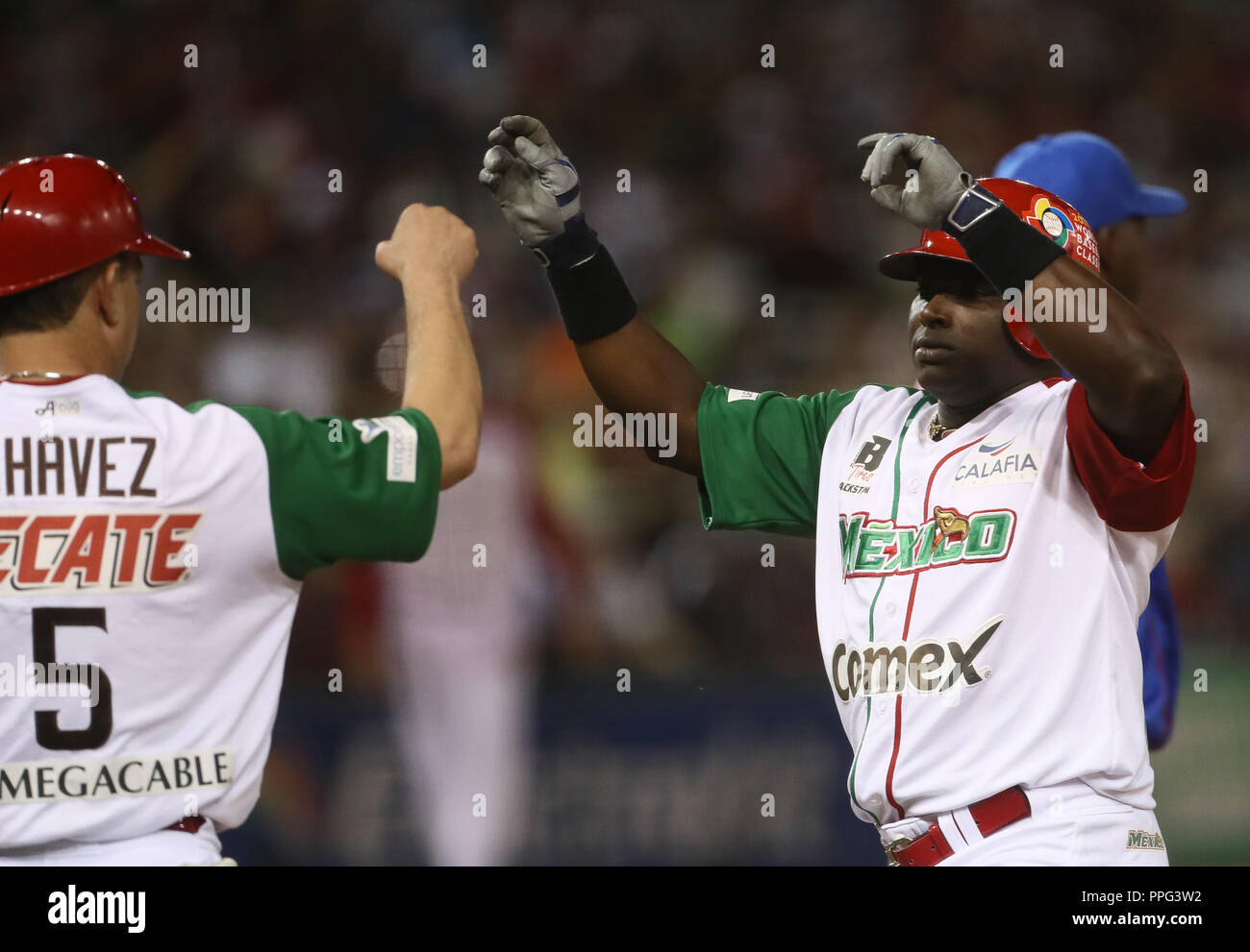 Ronnier Mustelier de Mexico celebra hit en la primera base , durante el ...