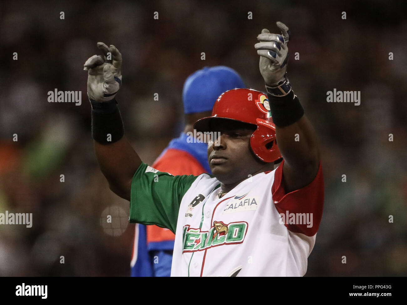 Ronnier Mustelier de Mexico celebra hit en la primera base , durante el ...