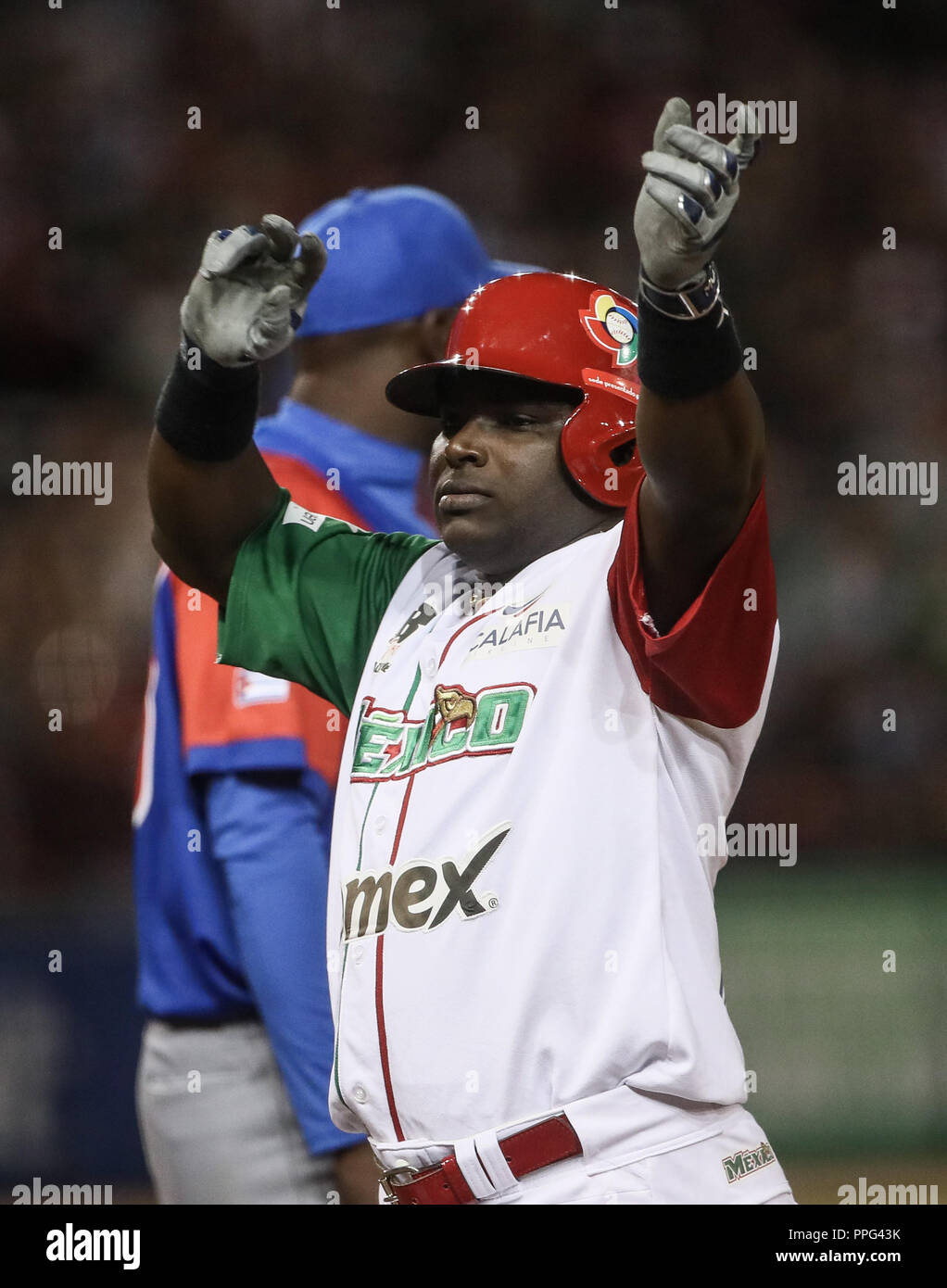 Ronnier Mustelier de Mexico celebra hit en la primera base , durante el ...