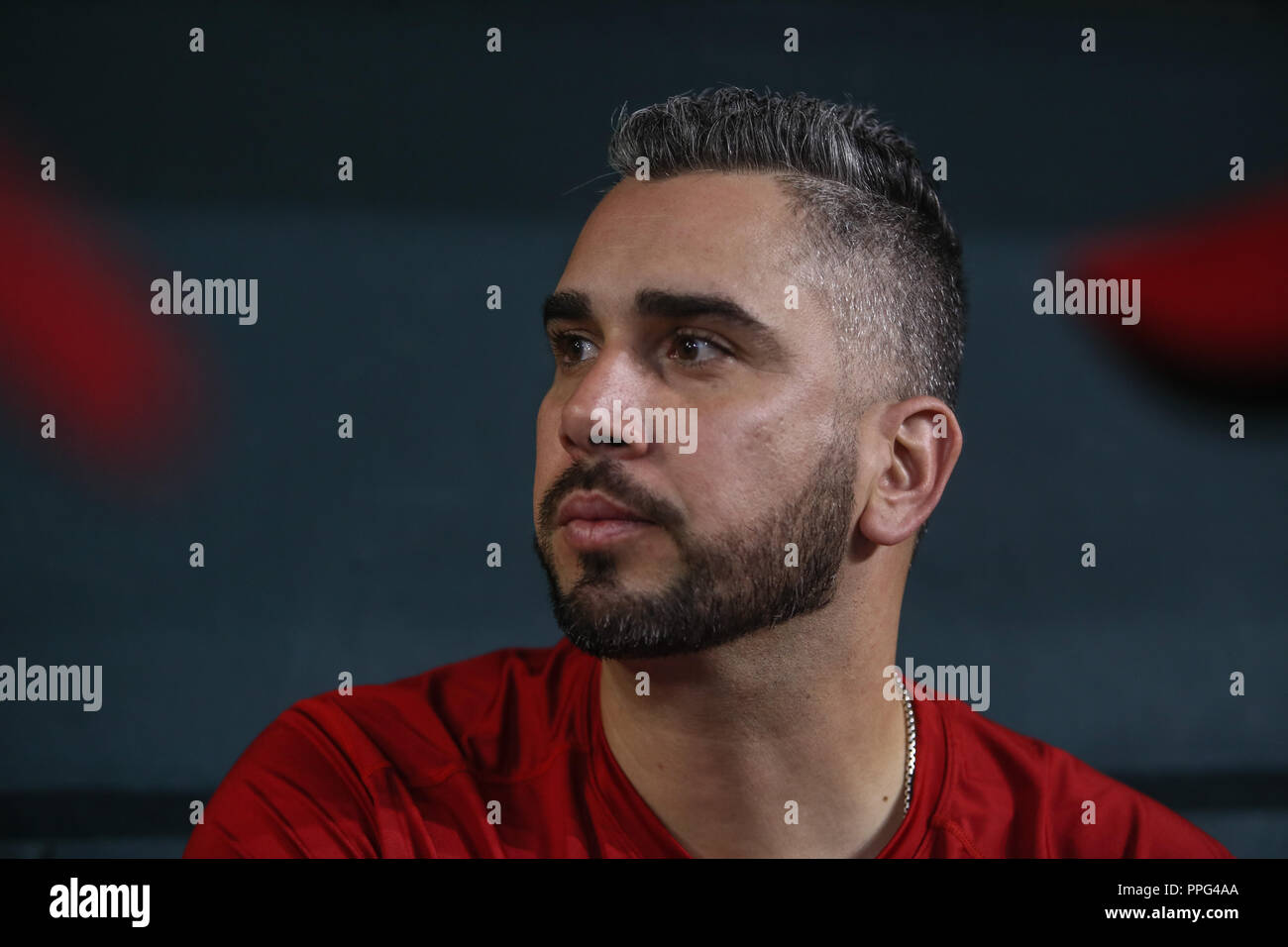 Oliver Perez pitcher mexicano visto en el dogout, previo al encuentro ...