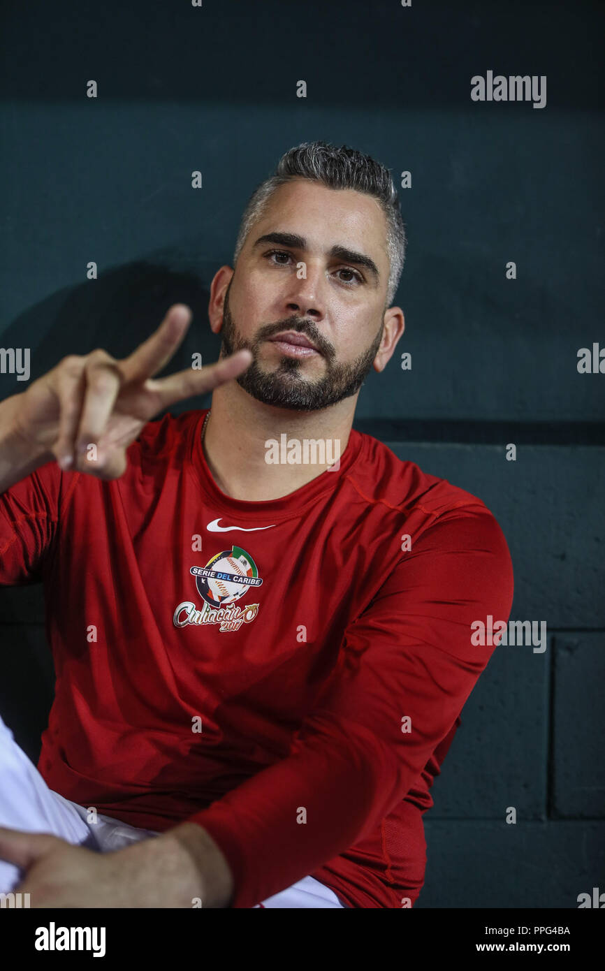 Oliver Perez pitcher mexicano visto en el dogout, previo al encuentro ...