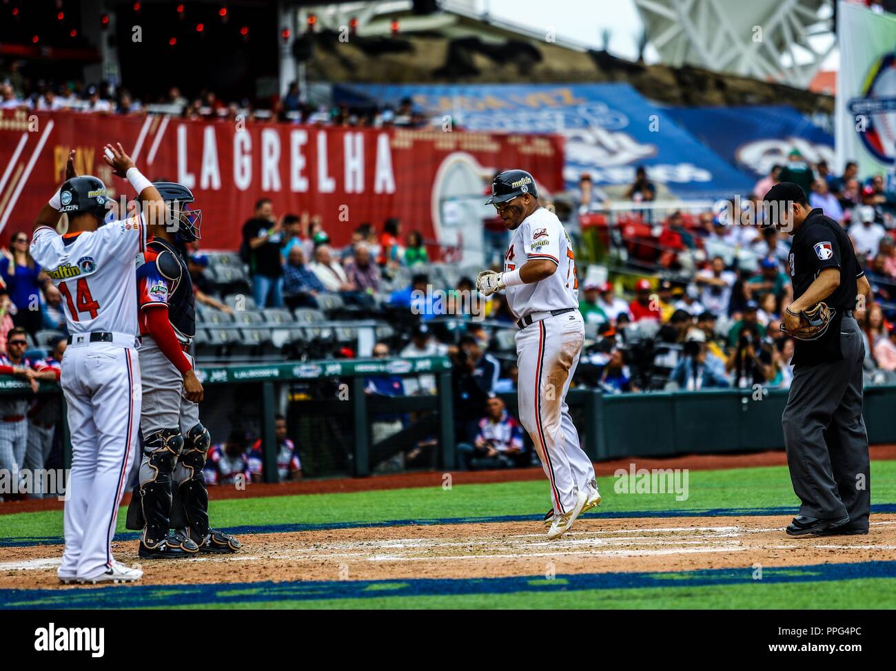 Rene Reyes celebra carrera con su equipo Caribes de Anzoátegui de ...