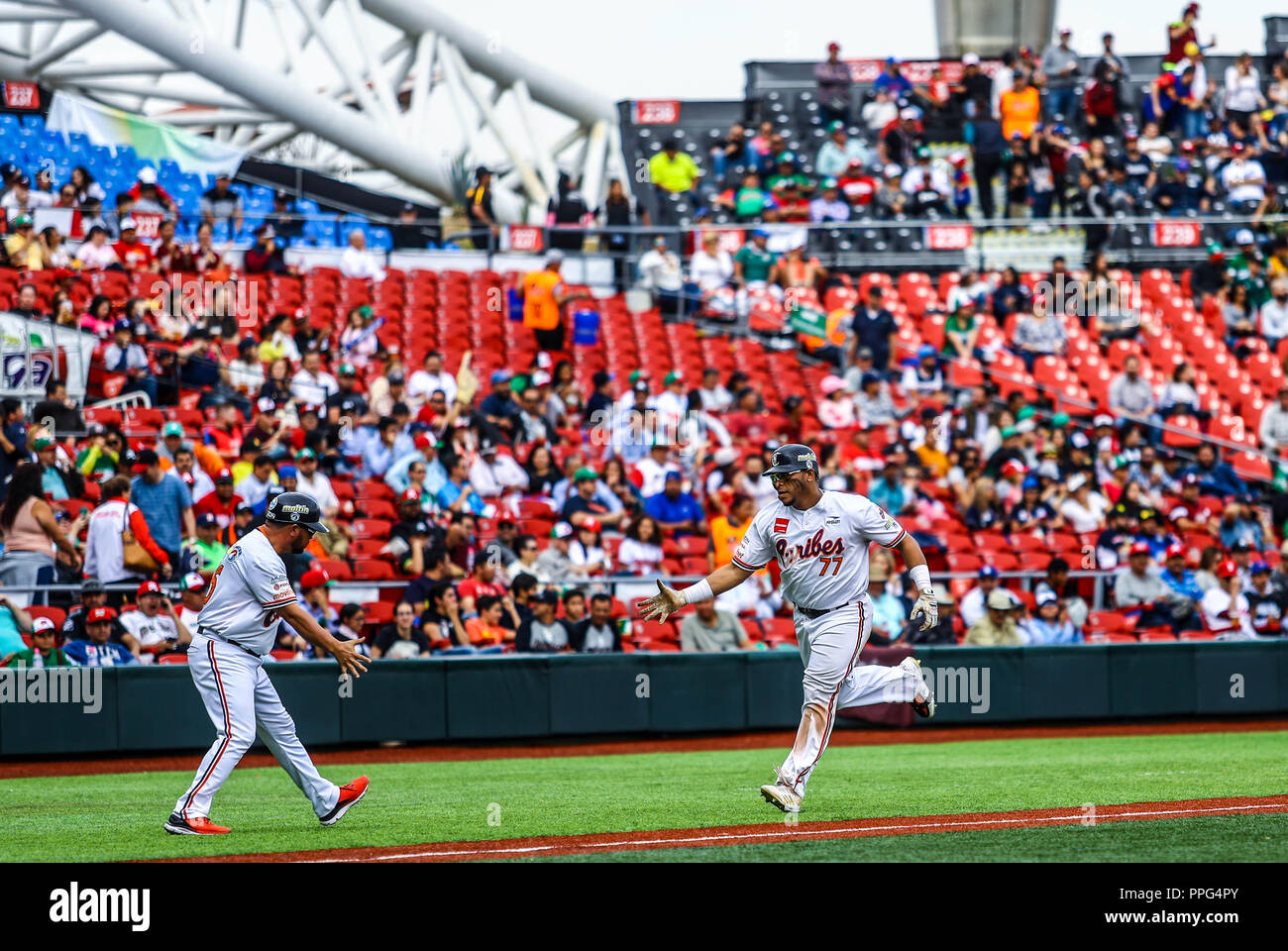 Rene Reyes celebra carrera con su equipo Caribes de Anzoátegui de ...