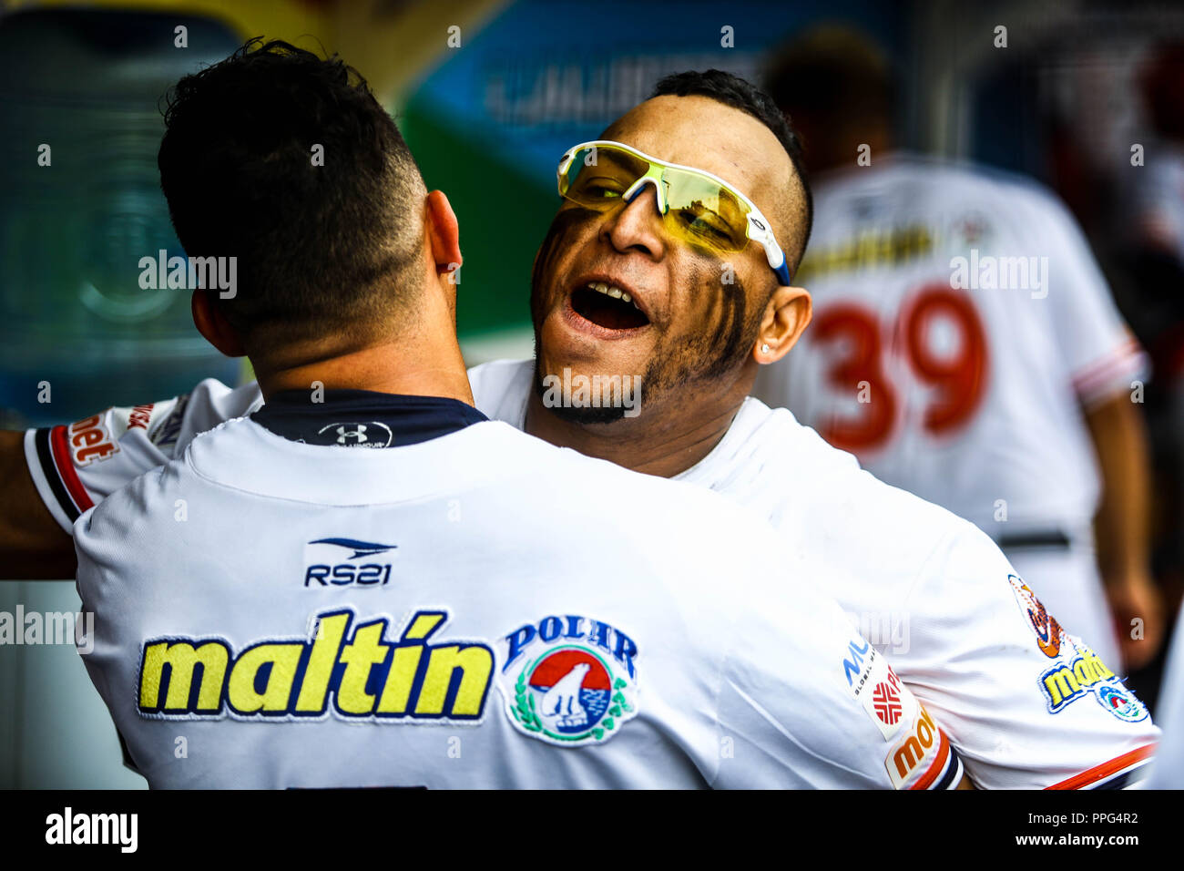 Rene Reyes celebra carrera con su equipo Caribes de Anzoátegui de ...