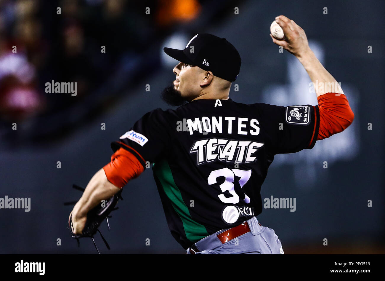Aldo Montes pitcher relevo. Mexico pierde 5 carreras 4 , durante el ...