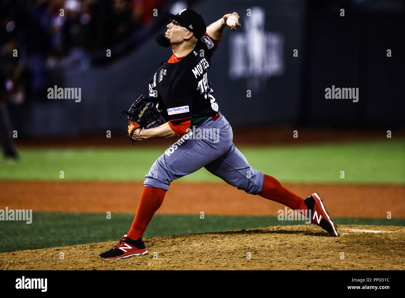 Aldo Montes pitcher relevo. Mexico pierde 5 carreras 4 , durante el ...