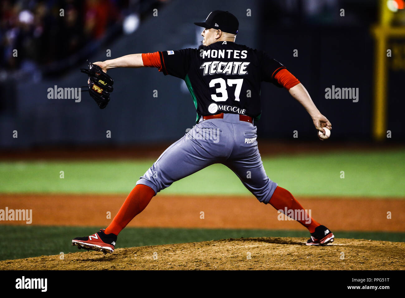 Aldo Montes pitcher relevo. Mexico pierde 5 carreras 4 , durante el ...