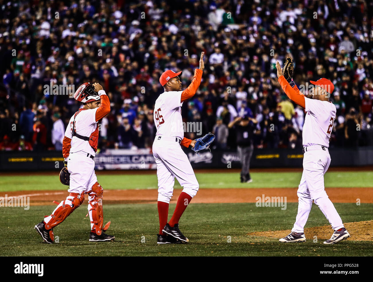 Raidel Martinez pitcher relevo. Mexico pierde 5 carreras 4 , durante el ...