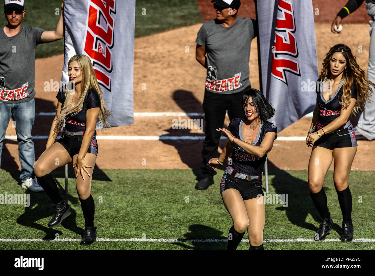 Animadoras, porritas chicas Tecate. . Acciones, durante el partido de ...