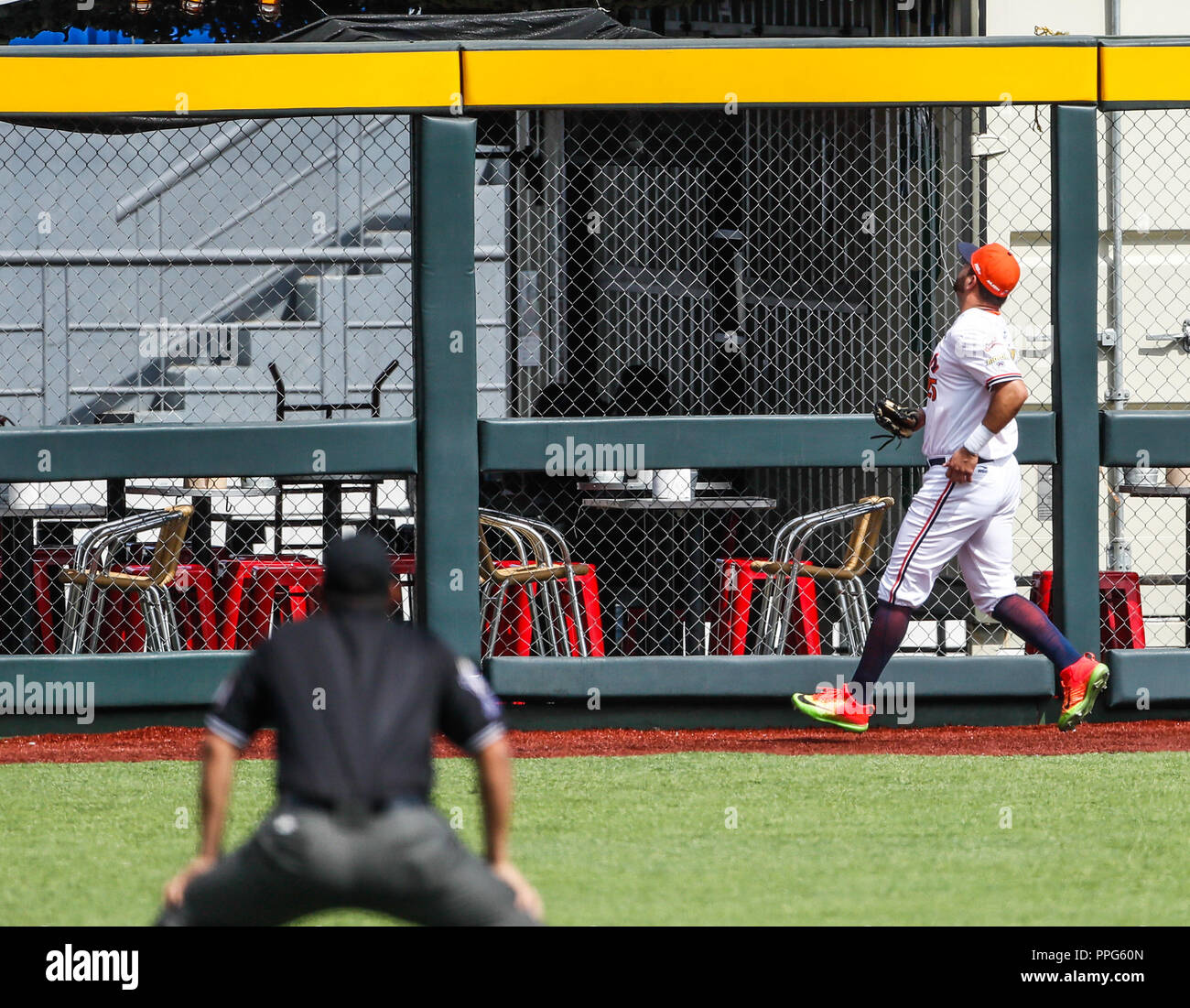 Jardinero izquierdo de beisbol hi-res stock photography and images - Alamy