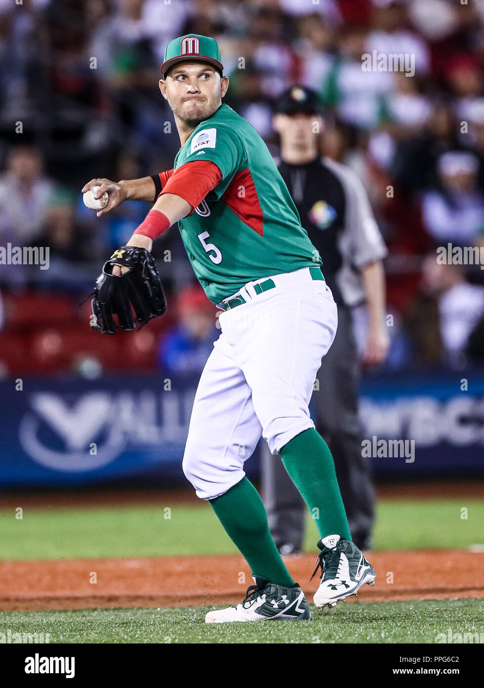 Brandon Laird tercera base de Mexico, durante el partido de Italia vs ...