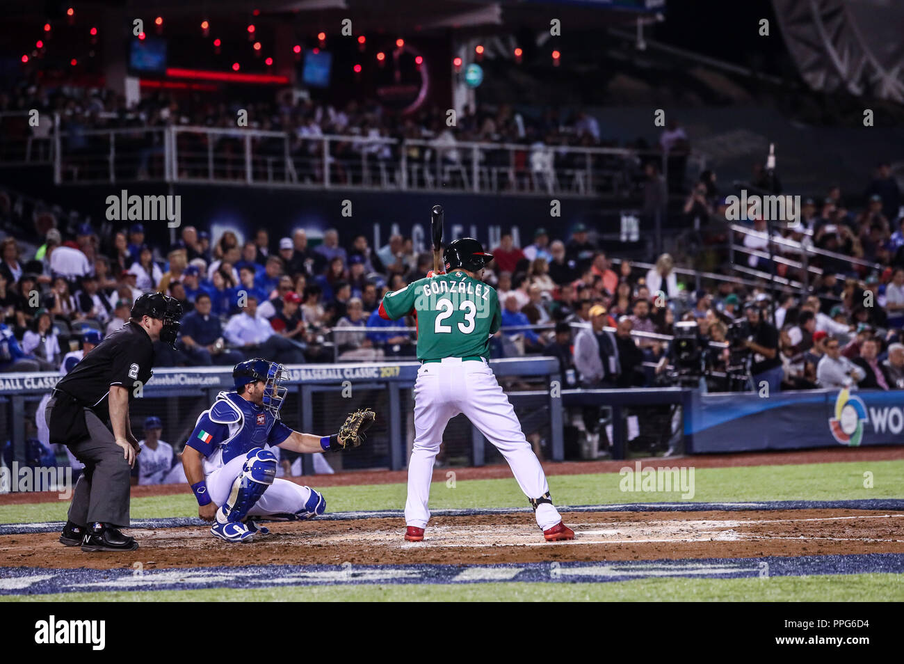 Adrian Gonzalez, ¨El TITAN¨ de Mexico es puesto out , durante el partido de Italia vs Mexico del ...