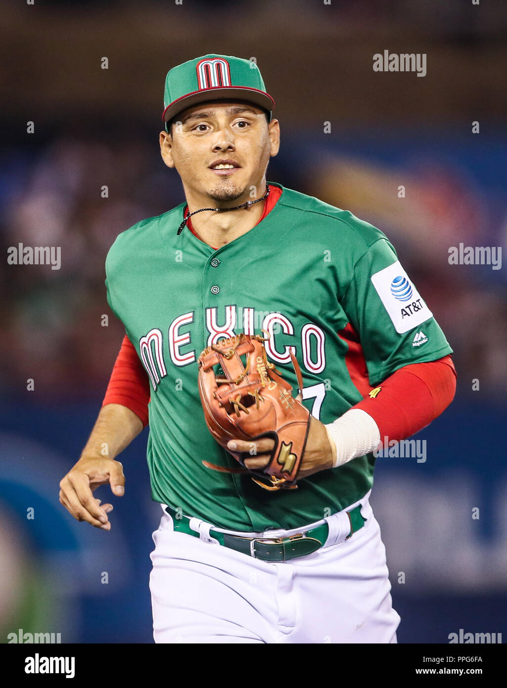 Luis Cruz shortstop de Mexico, durante el partido de Italia vs Mexico del torneo Clásico Mundial ...