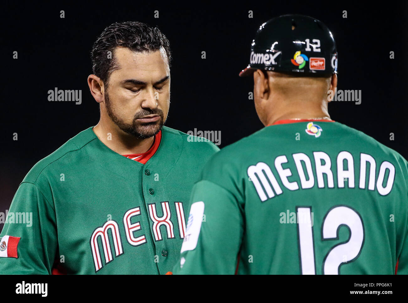 Adrian Gonzalez de Mexico y Anthony Medrano, durante el partido de ...