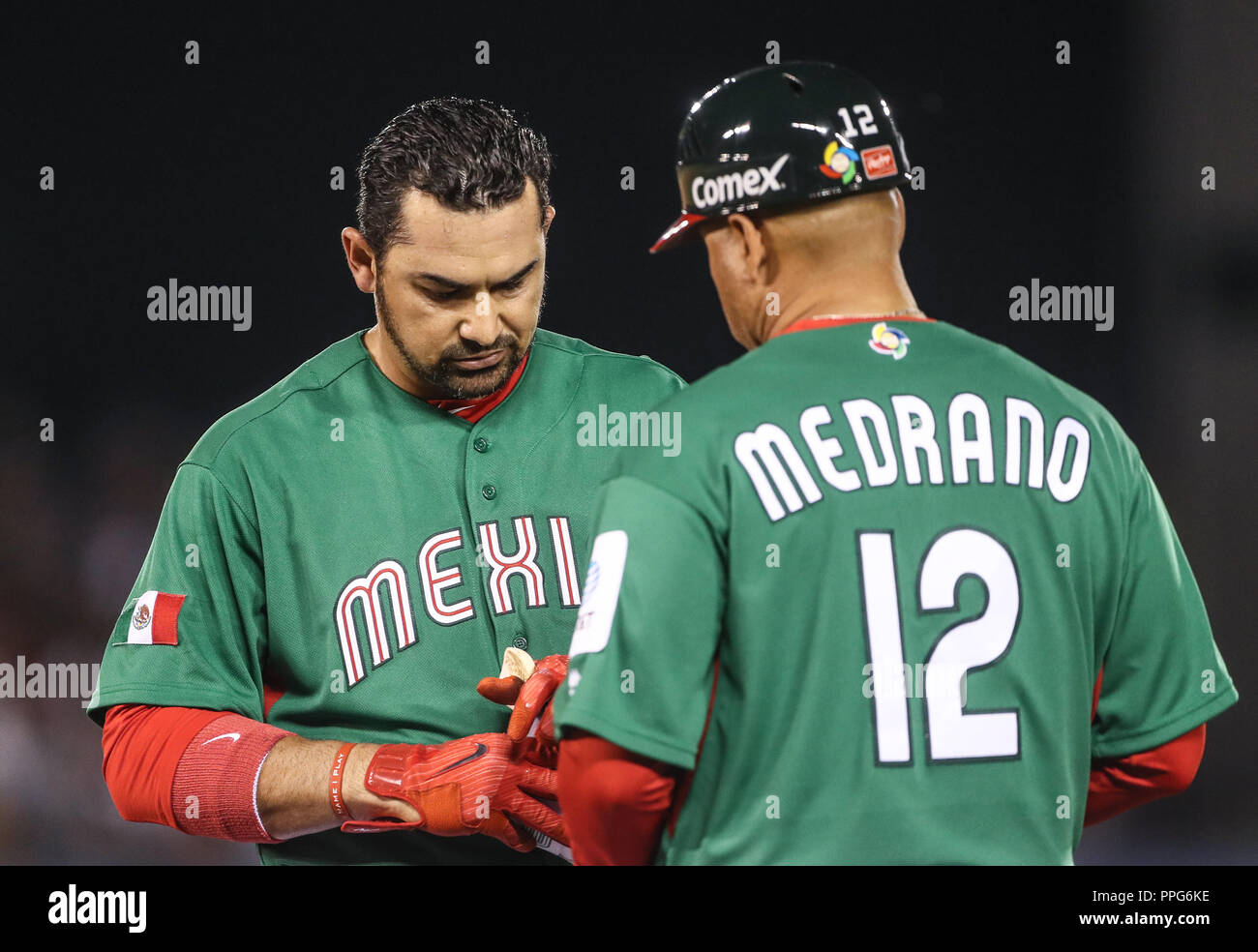 Adrian Gonzalez de Mexico y Anthony Medrano, durante el partido de ...