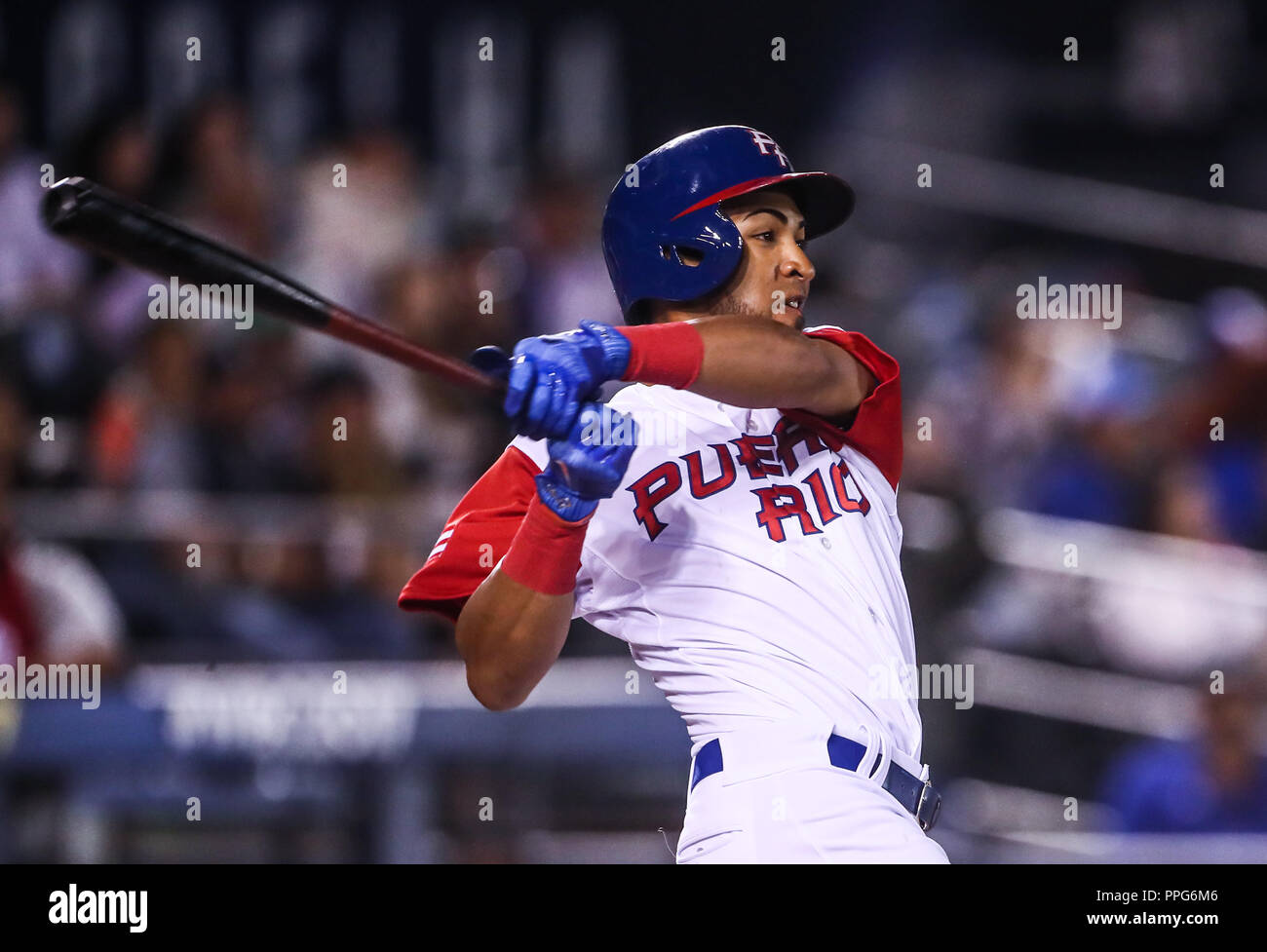 Eddie Rosario de Puerto Rico pega de hit doblete, durante el World ...