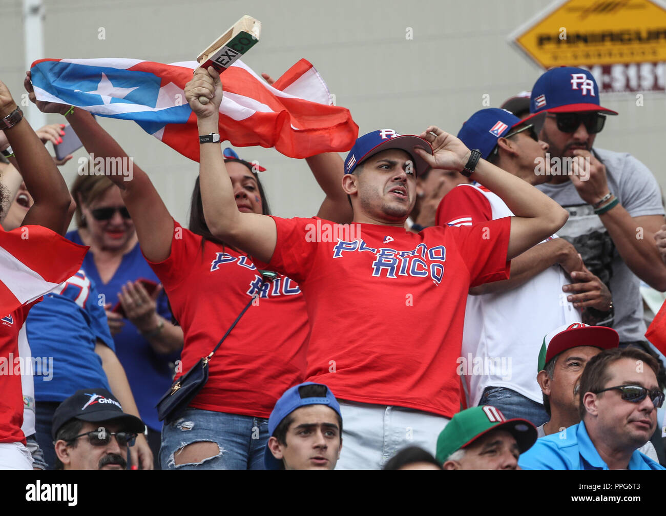 Aficionados de Puerto Rico apoyando a su equipo, durante el partido ...