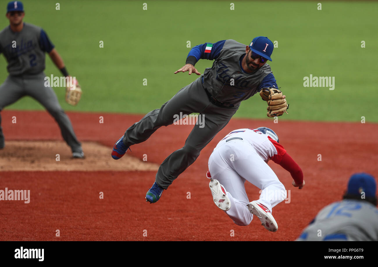 Daniel Descalso de Italia intenta poner out a Kike Hernadez de Puerto ...