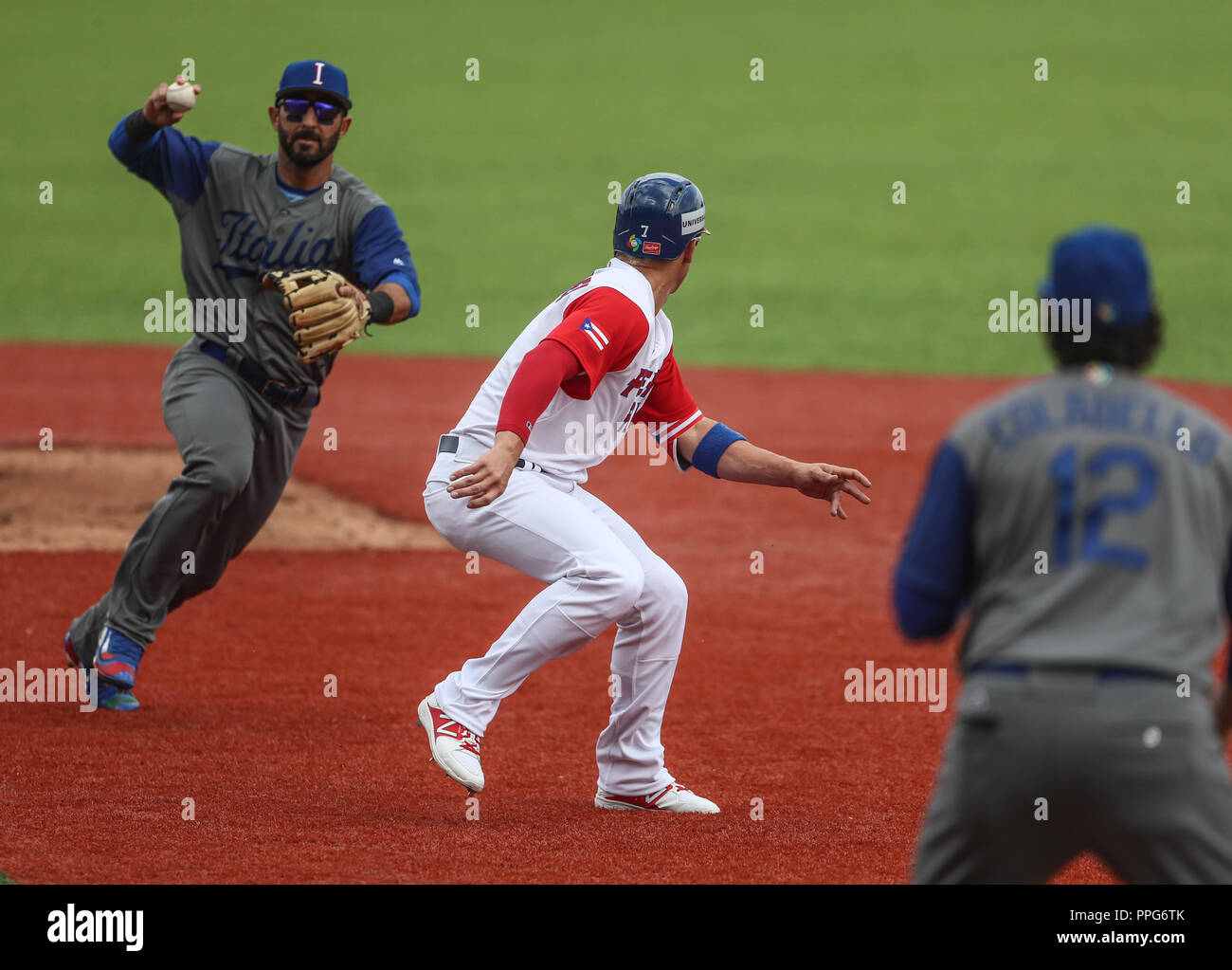 Daniel Descalso de Italia intenta poner out a Kike Hernadez de Puerto ...