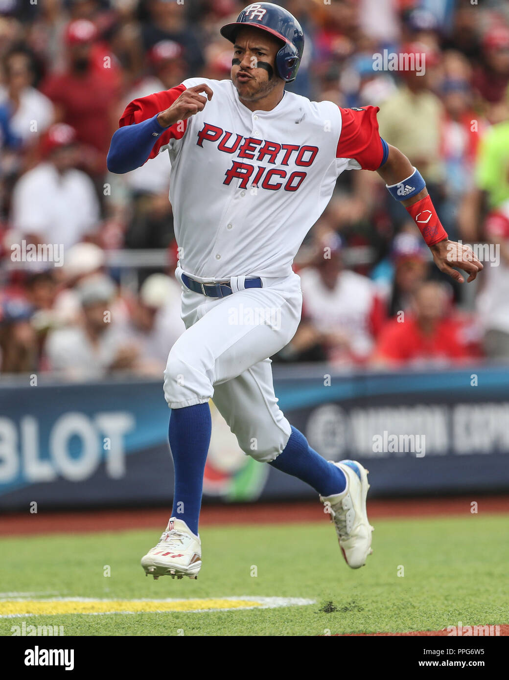 Carrera en el estadio hi-res stock photography and images - Alamy