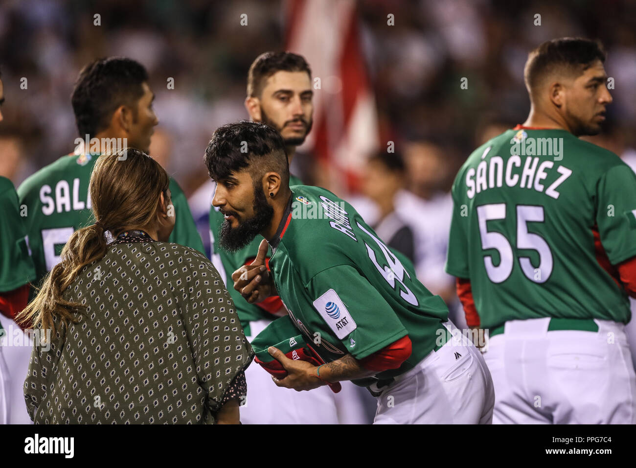 Sergio Romo secretea. Aspectos del partido Mexico vs Italia, durante ...