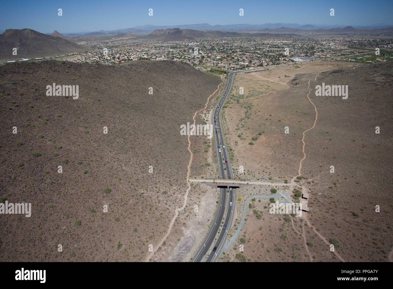 reeway crossing the city, street, road, urbanity, traffic, traffic ...