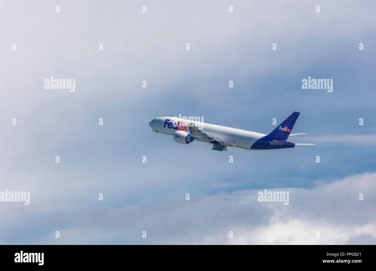 Fedex plane hi-res stock photography and images - Alamy